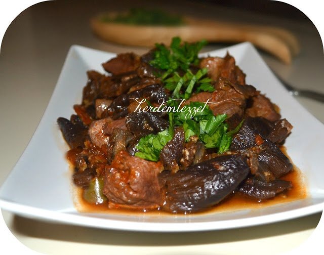 Etli̇ kuru patlican yemeği̇ - Tarif Petitchef