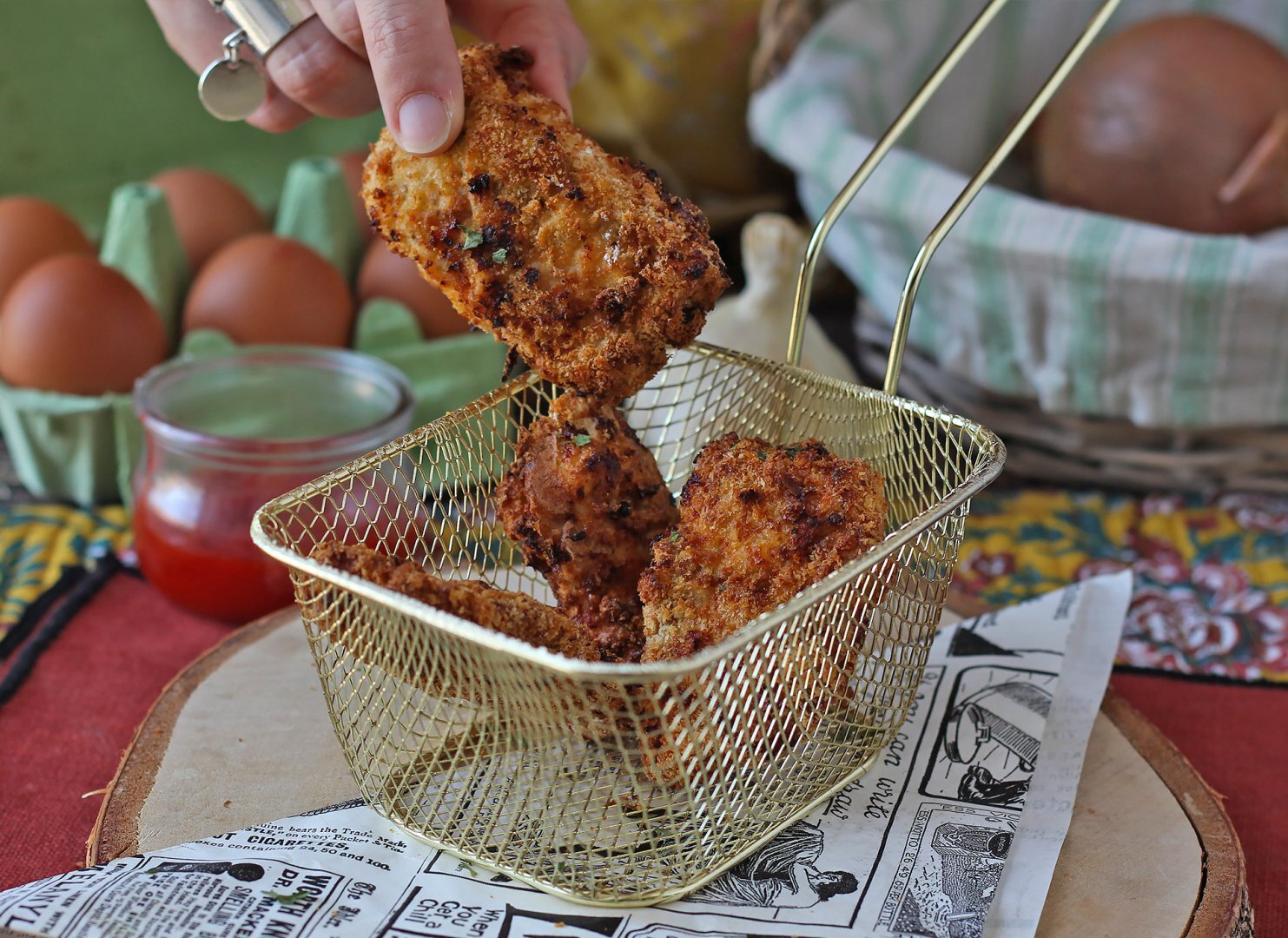 Hava fritözünde ekmekli tavuk: kolay ve 20 dakikada hazır