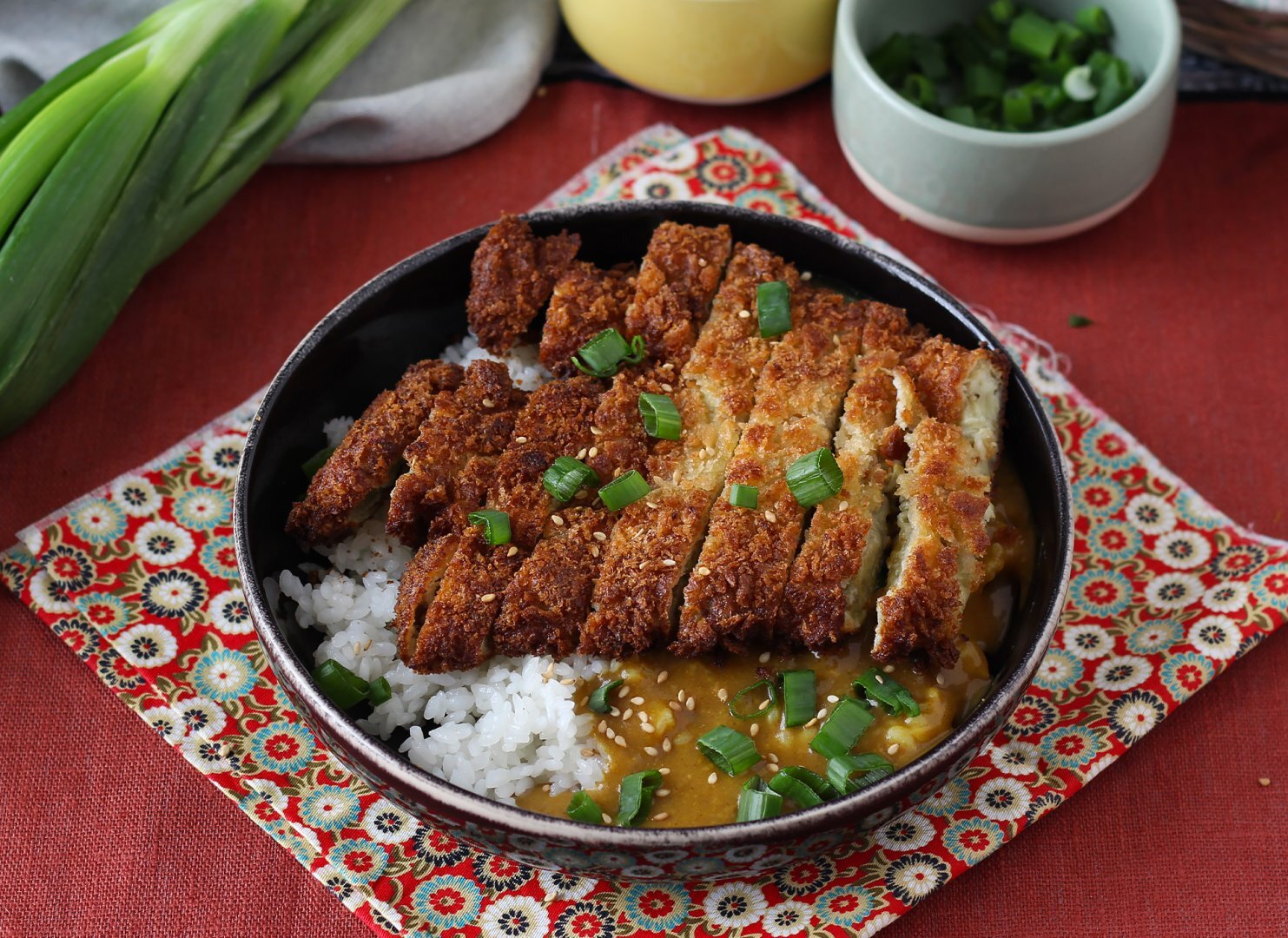 Panko ekmek kırıntıları ile ekmekli patlıcan, katsu tarzı japon körisi ...